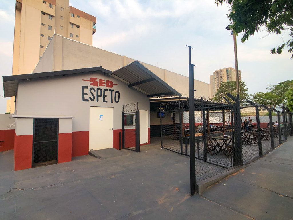 Com 35 opções de espetinhos e chopps a partir de R$ 3,99, Seo Espeto ...